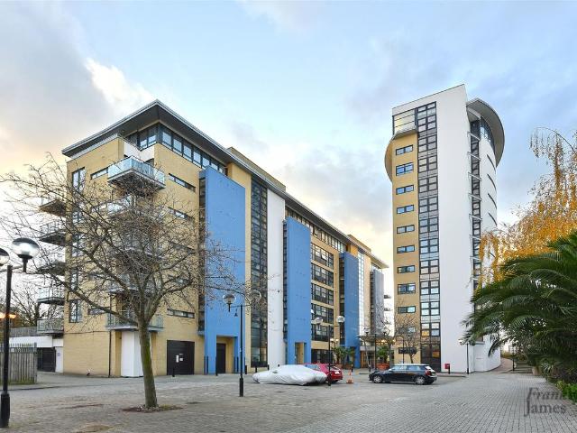 Ocean Wharf, 60 Westferry Road E14, 1 bed flat to rent, £2,000 pcm | PrimeLocation