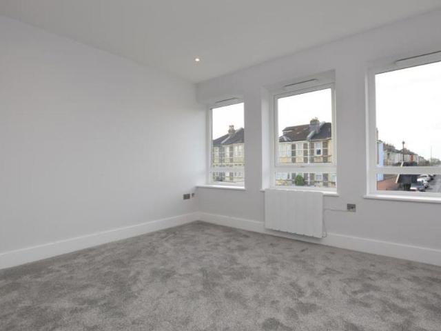 Ocean are delighted to present to the market this modern one bedroom, unfurnished flat in Totterdown on the Wells Road