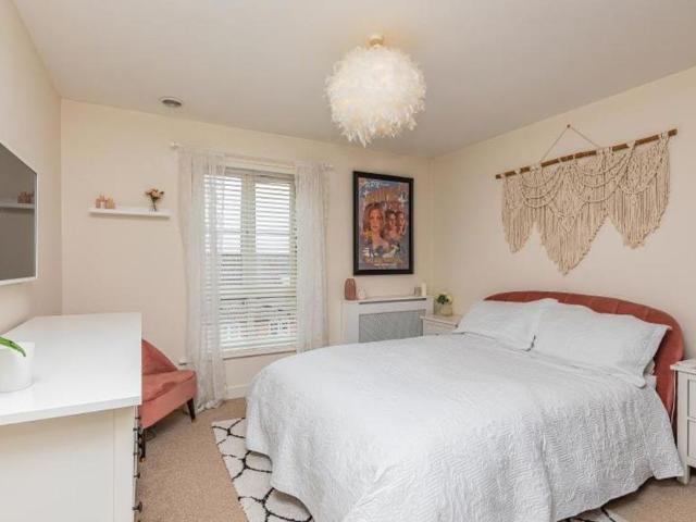 Ocean Letting and Management are pleased to offer this modern 1 bedroom apartment in Cheswick Village. Available from the start of August on an unfurnished basis