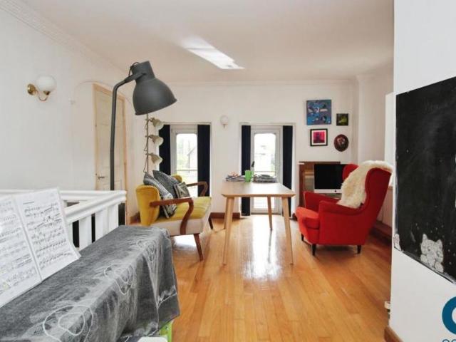 Ocean Lettings and Management are delighted to offer this charming one bedroom split level apartment. The property benefits from a private roof terrace, communal gardens and first come, first served off road parking