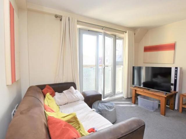 Ocean present a furnished one double bedroom flat in this modern development, close to the City Centre and Temple Meads, featuring an open plan living area, modern kitchen and double glazing. Available in August