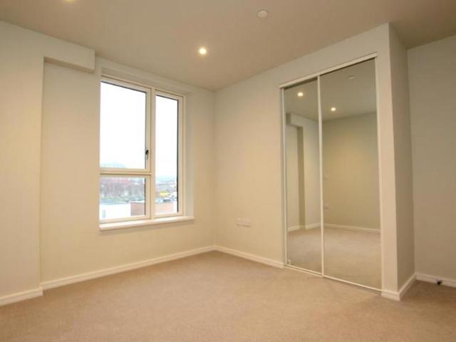Ocean present a nearly new two bedroom apartment in the popular development of Catherine's House, ideally located only a short walk from the town centre and also Bristol Temple Meads station. EPC B