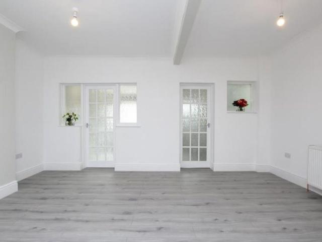 Ocean present a recently refurbished two bedroom terraced house on Grove Park Road in Brislington with easy access to the City Centre and Temple Meads. The property has just had new windows installed. Available in August and offered unfurnished