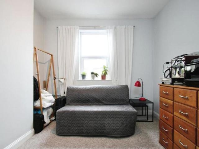 Ocean present an immaculate terraced house, available for rent and perfectly suited for families or couples seeking a cosy, yet modern home. This stunning property boasts a warm and welcoming atmosphere, situated in a lively, urban area brimming with local amenities at your fingertips
