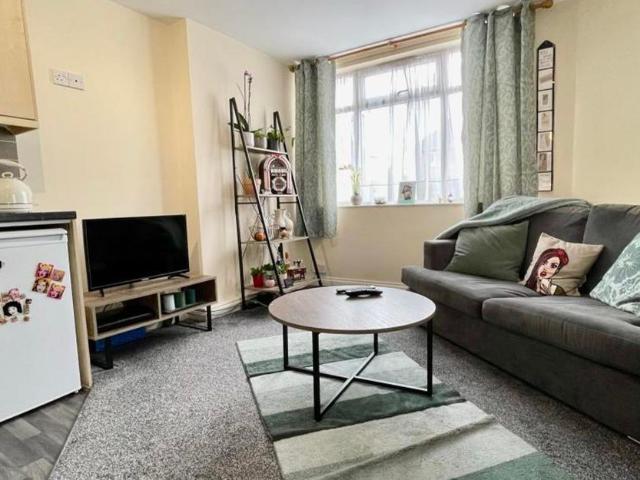 Ocean present this 1 bedroom flat Ideally located on St Johns Lane. Within an easy walking distance of Temple Meads, Bedminster Parade and the city centre. This property will be let on an unfurnished basis and is available in March
