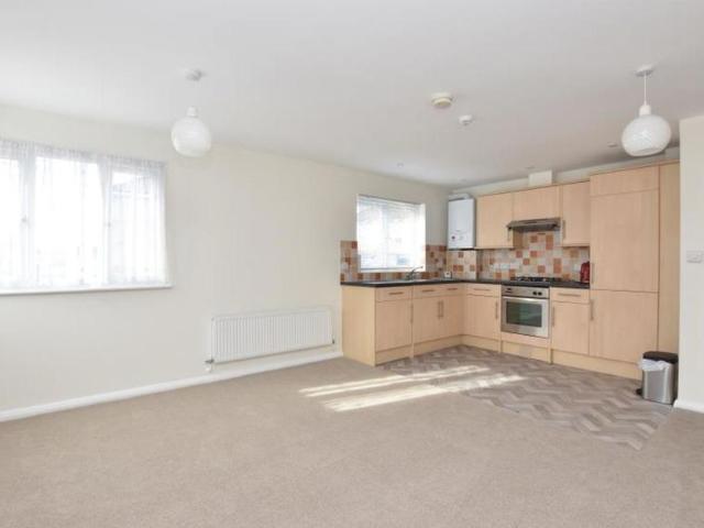 Ocean present this fantastic 2 bedroom flat at Alexander Court, Smyth Road