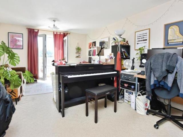 Ocean present this one bedroom flat with a separate kitchen separate lounge unfurnished available in August The property is due to be recarpeted and repainted in Summer 2026