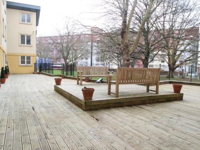 Ocean present this lovely furnished, 2 bedroom property in Cabot Court, Old Market with access to the communal garden with a bicycle storage