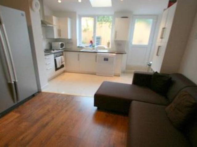 Ocean present this room in a professional shared house on South Street, offered furnished with access to a large garden. Available in JUNE