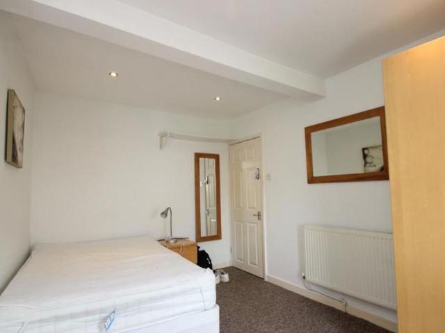 Ocean present this room in a shared house on South Street, offered furnished with access to a large garden
