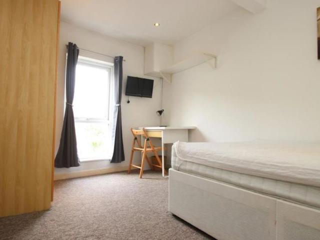 Ocean present this room in a shared house on South Street, offered furnished with access to a large garden