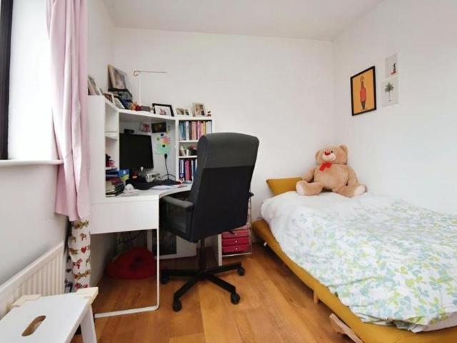 Ocean present this well positioned 2 bedroom house on Angers Road, Totterdown with allocated parking. The master is a double and the second bedroom is a large single room