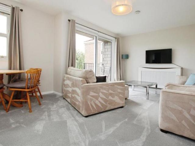 Ocean presents this brilliantly positioned purpose built 2 bedroom property, with Allocated Parking and a stones throw from the Downs