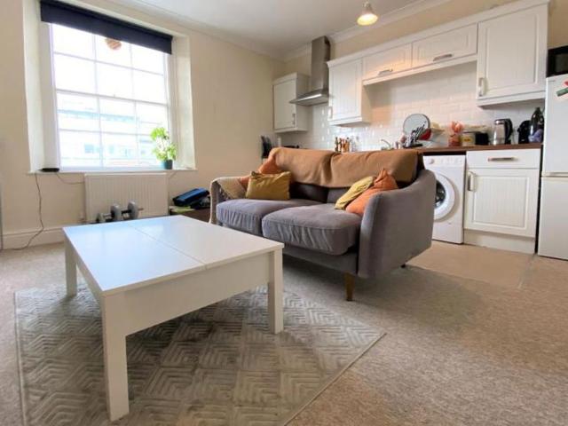 Ocean presents a lovely flat with open plan living and a short distance to Clifton Village and Whiteladies Road