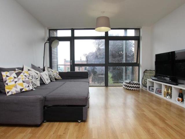 Ocean presents a superb two bedroom property a stones throw from the downs and Whiteladies Road with allocated parking and a balcony overlooking Bristol