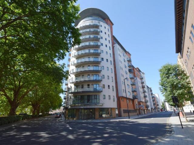 Oceana Boulevard, Orchard Place. 2 bed flat to rent £1,600 pcm £369 pw