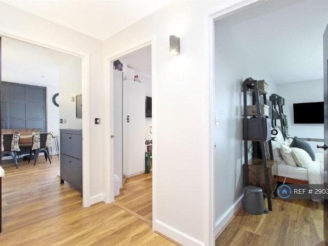 Oceanis Apartments, London, E16 2 bed flat to rent £1,995 pcm £460 pw