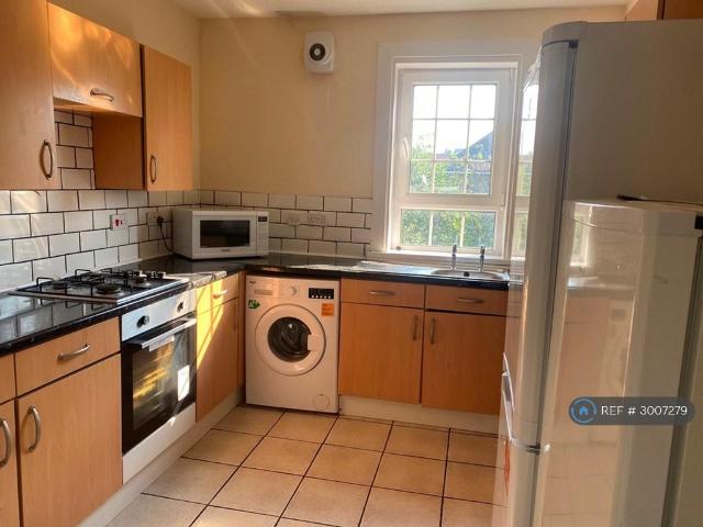 Ochil Crescent, Stirling, FK8 4 bed flat to rent £2,000 pcm £462 pw