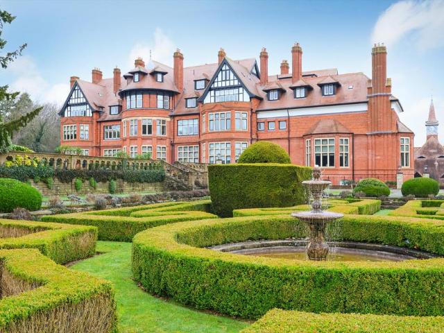 Ockham Lane, Cobham, Surrey, KT11 3 bed flat to rent £4,750 pcm £1,096 pw