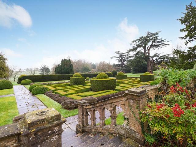 Ockham Lane, Cobham, Surrey KT11 3 bed flat to rent £5,650 pcm £1,304 pw
