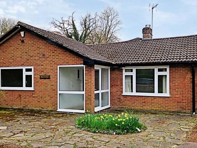 Ockham Road South, East Horsley 3 bed bungalow to rent £2,450 pcm £565 pw