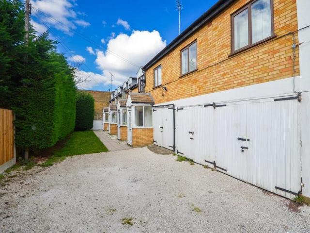 Octavia Mews, Willesden Green 1 bed flat to rent £1,650 pcm £381 pw