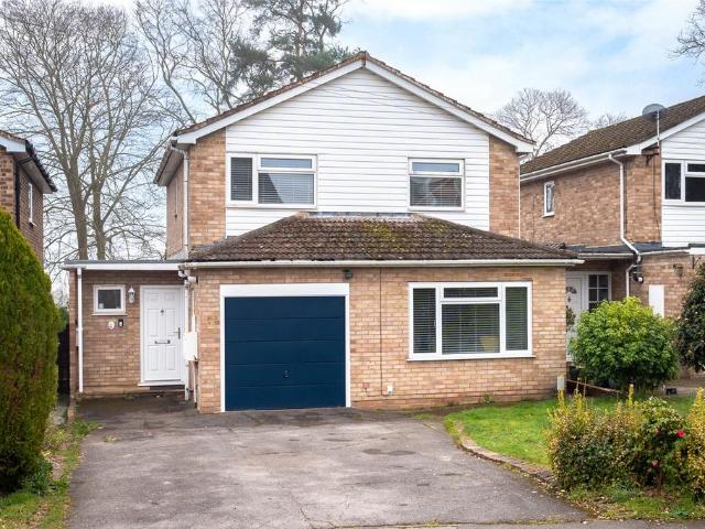 Oaktree Way, Berkshire GU47 4 bed detached house to rent £2,750 pcm £635 pw