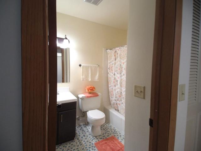 Oakview Manor 1 Bedroom Apartment for Rent at 2580 N Oakland Ave, Milwaukee, WI 53211 Murray Hill
