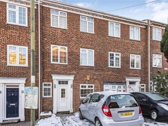 Oakview Gardens, Finchley N2, 4 bed detached house to rent, £3,400 pcm | PrimeLocation