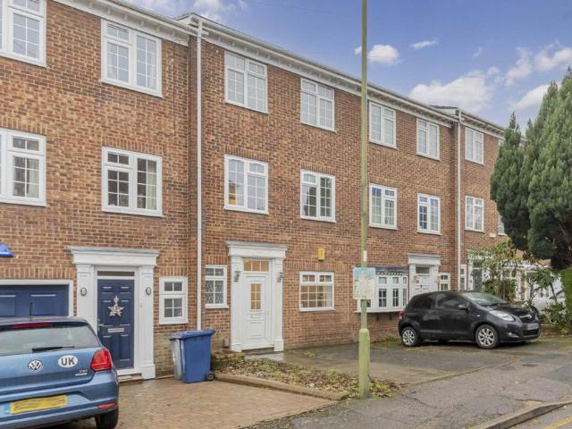 Oakview Gardens, London N2 4 bed terraced house to rent £3,400 pcm £785 pw