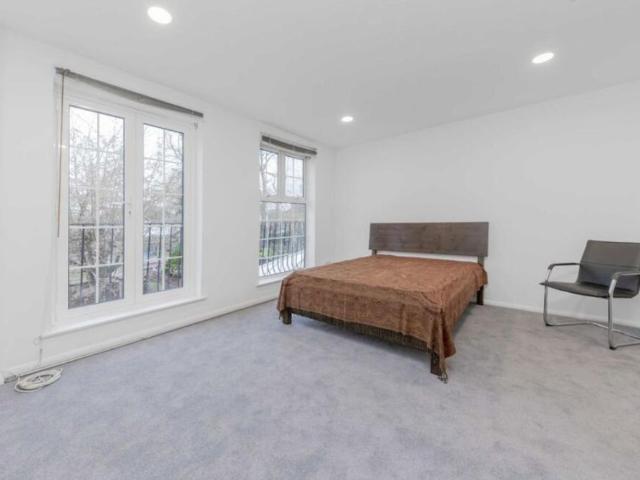 Oakview Gardens, London, N2