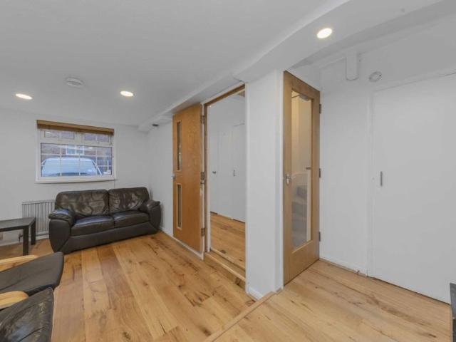 Oakview Gardens, N2, London