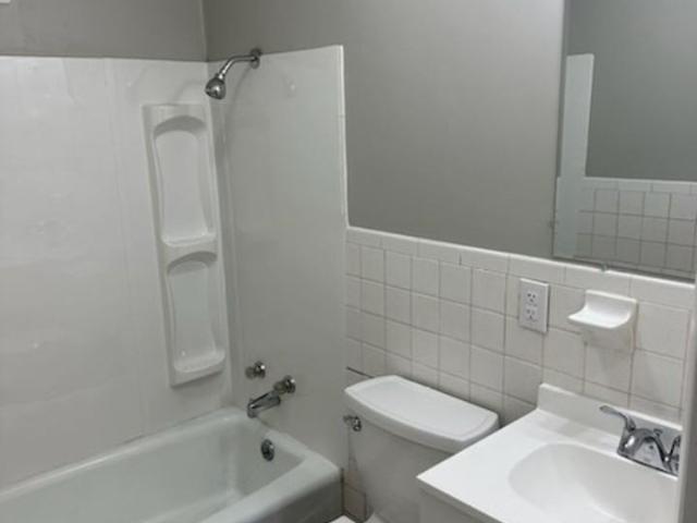 Oakview Park Apartments 2 Bedroom Apartment for Rent at 130 130 & 136 Holston Court, Knoxville, TN 37914