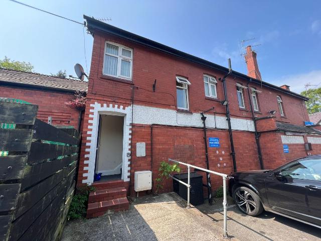 Oakwood Avenue, Gatley SK8, 2 bed flat to rent, £850 pcm | PrimeLocation