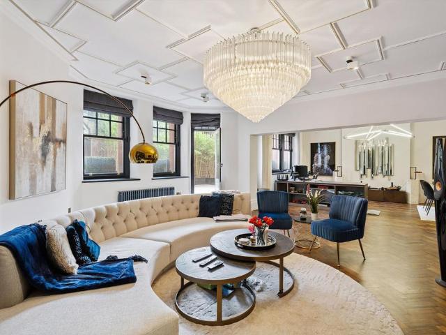 Oakwood Court, Holland Park, London W14 4 bed flat to rent £14,083 pcm £3,250 pw