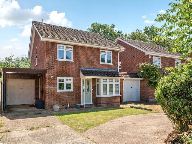 Oakwood Gardens, Knaphill GU21, 4 bed detached house to rent, £2,800 pcm | PrimeLocation