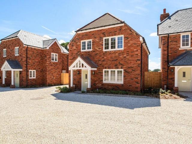Oakwood Place, Southampton SO40 3 bed detached house to rent £2,300 pcm £531 pw