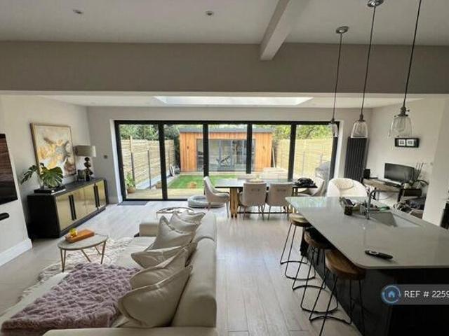Oakwood Road, London, 2 Bedroom Flat