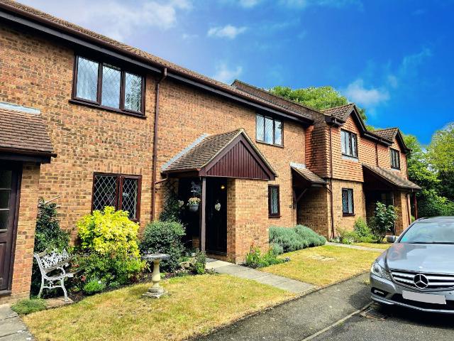 Oak Court, Weydon Hill Road, Farnham GU9, 1 bed maisonette to rent, £1,400 pcm | PrimeLocation