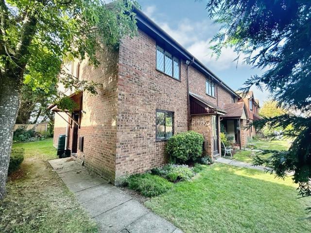 Oak Court, Weydon Hill Road, Farnham GU9, 1 bed maisonette to rent, £1,200 pcm | PrimeLocation