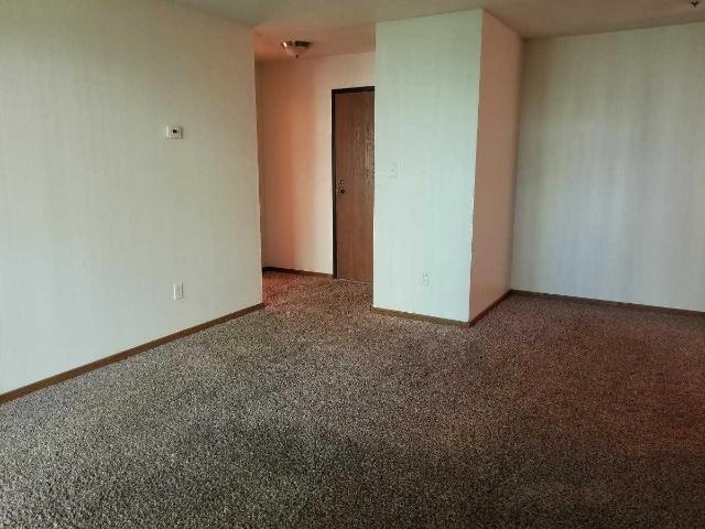 Oak Creek Chateau Apartments 2 Bedroom Apartment for Rent at 595 N Pleasant Hill Blvd, Pleasant Hill, IA 50327