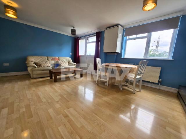 Oak Crescent, London E16 1 bed flat to rent £1,695 pcm £391 pw