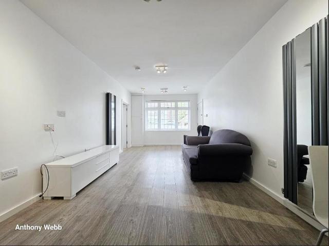Oak Avenue, Enfield, EN2 2 bed flat to rent £1,700 pcm £392 pw