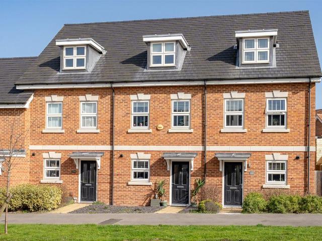 Oak Avenue, Wokingham, Berkshire RG40, 3 bed terraced house to rent, £2,500 pcm | PrimeLocation