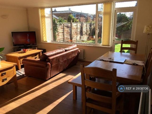 Oak Bank, Woking, GU22 3 bed semi detached house to rent £2,050 pcm £473 pw