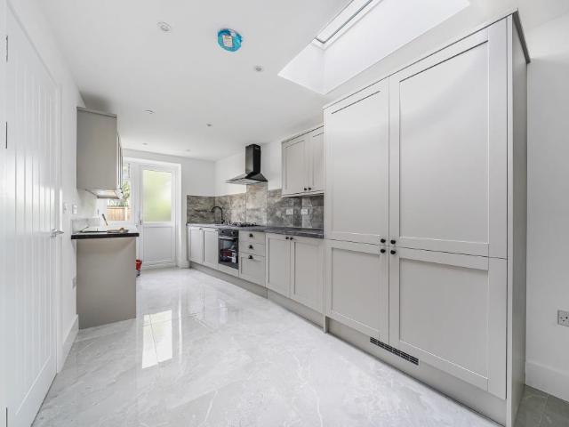 Oak Gardens, Edgware, HA8 6 bed semi detached house to rent £4,500 pcm £1,038 pw