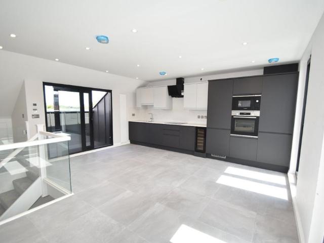 Oak End Way, Gerrards Cross. 2 bed maisonette to rent £2,250 pcm £519 pw