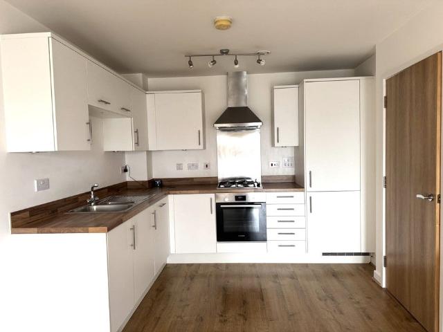 Oak House, Victory Park Road, Addlestone KT15, 2 bed flat to rent, £1,600 pcm | PrimeLocation