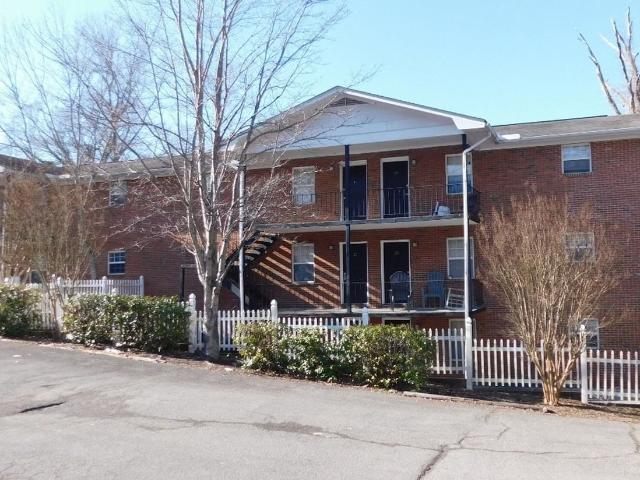 Oak Hill Apartments 2 Bedroom Apartment for Rent at 5540 N Broadway St, Knoxville, TN 37918