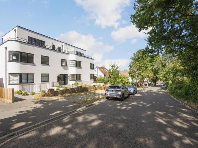 Oak Hill Grove, Surbiton KT6 3 bed apartment to rent £2,750 pcm £635 pw